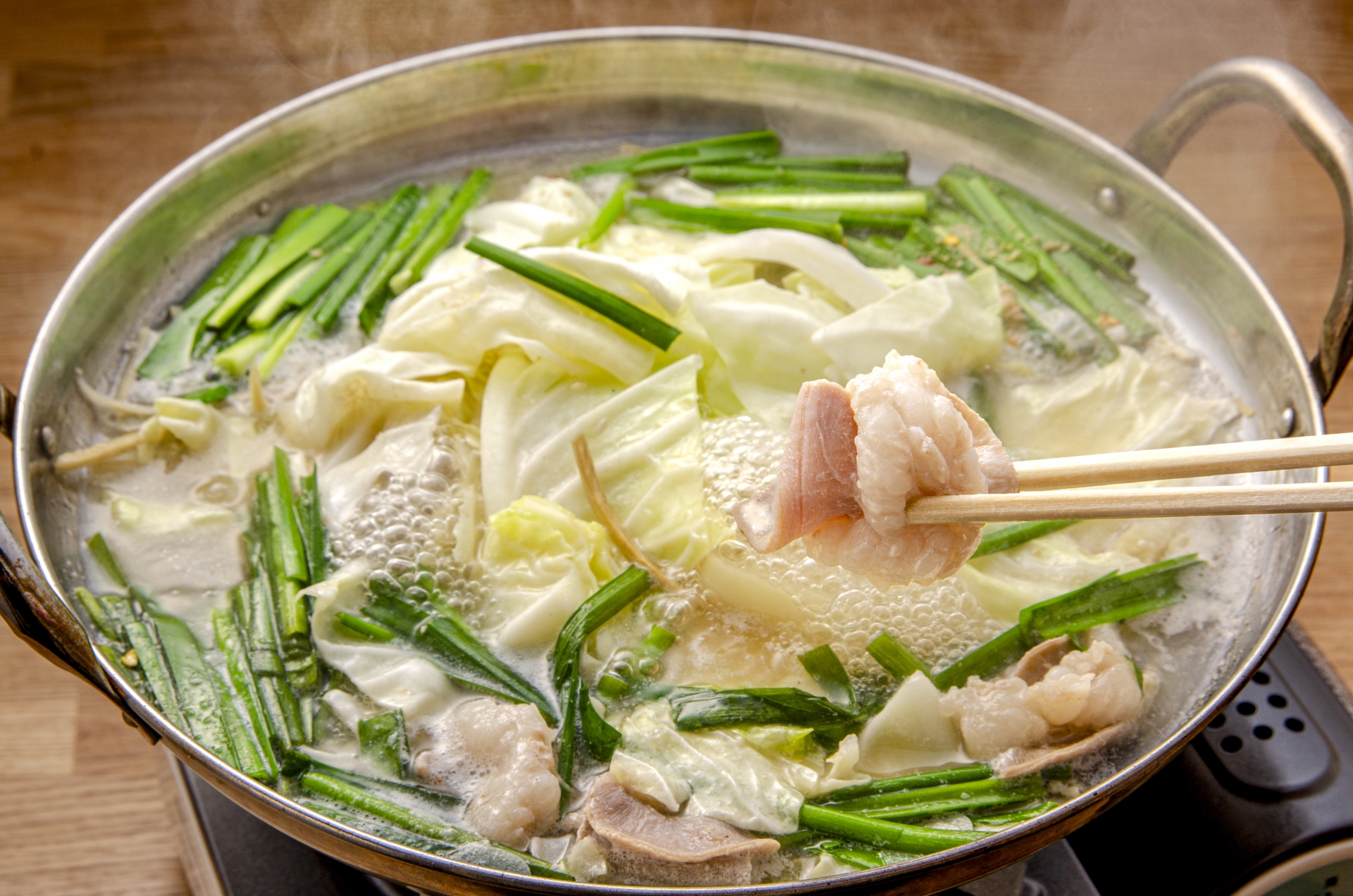 もつ鍋何入れる？もつってそもそも何？オススメの具材とスープ、〆の食べ方まるっと紹介 – akiakane.co.jp