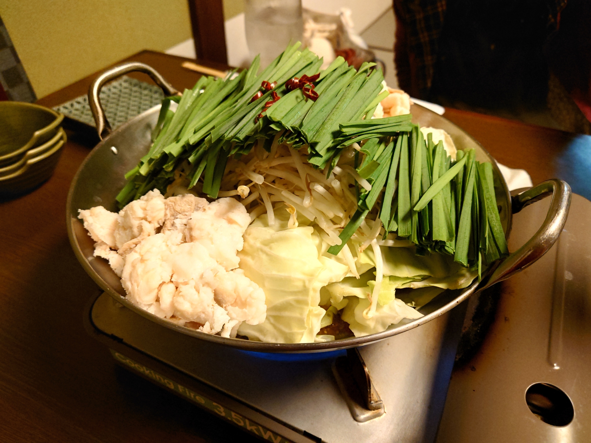 もつ鍋何入れる？もつってそもそも何？オススメの具材とスープ、〆の食べ方まるっと紹介 – akiakane.co.jp